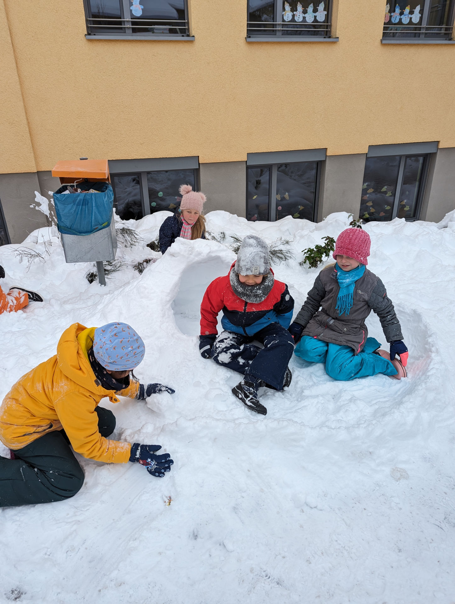 Schneesport in der Klasse 2b und 2c - Grundschule Gernlinden